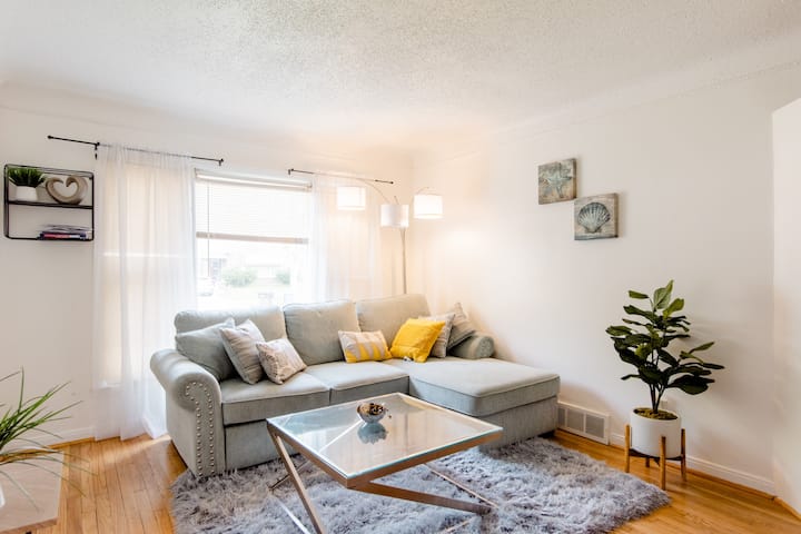 Modern, Clean And Comfy - Detroit, MI