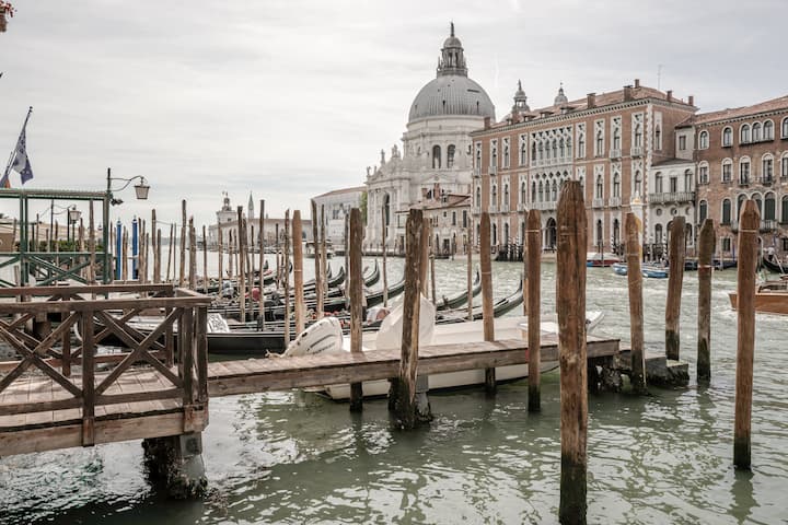 Refined Venice Retreat: Steps From The Salute - Venice