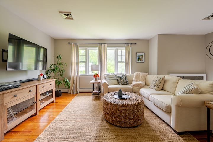 Spacious, Quiet 4 Bedroom + All Season Hot Tub - New Paltz, NY