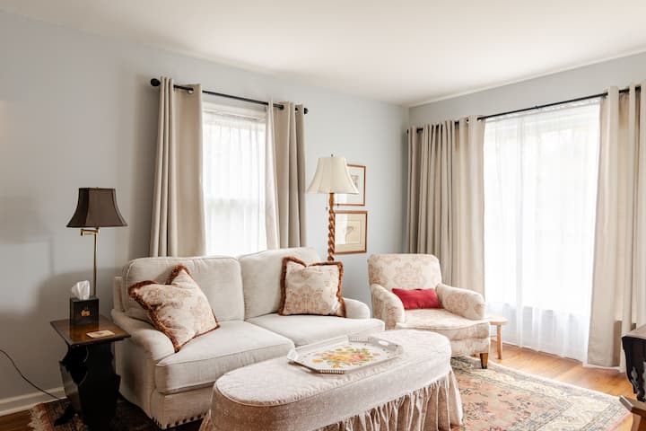 English Cottage Comfort & Modern “Village Charm” - Royal Oak, MI
