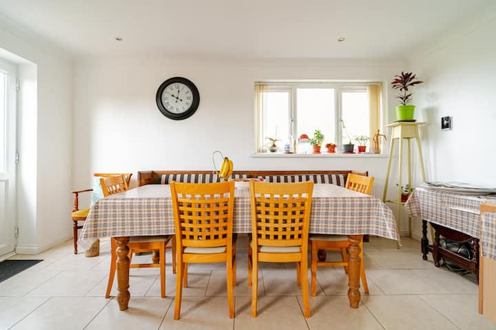 Two Bedrooms And Bathroom Plus A Simple Breakfast - Devon