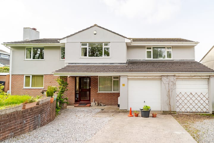 Two Bedrooms And Bathroom Plus A Simple Breakfast - Plymouth