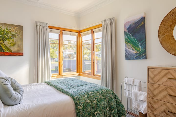 Art Deco House: The Green Room- No Cleaning Fee - Clive