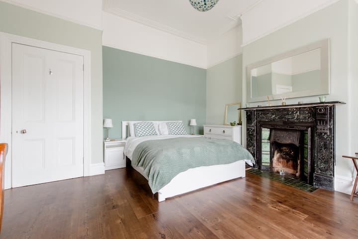 Spacious King Size With Balcony + Estuary Views - Shaldon