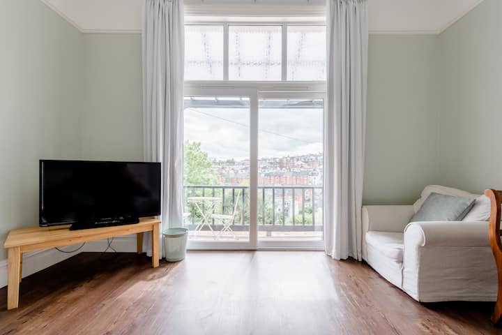 Spacious King Size With Balcony + Estuary Views - Dawlish