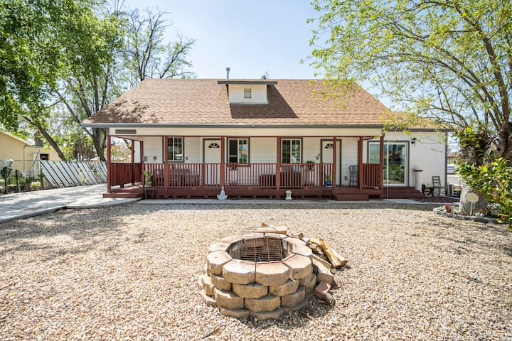 Spacious 2bd/1ba House With Huge Backyard - Hemet, CA