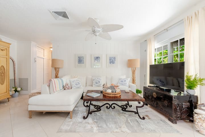 Stunning Villa 3 Min Walk To Beach - Delray Beach, FL