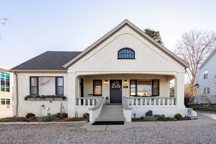 Wrenbury Cottage - Charming 1925 Modern Home - Cedar City, UT
