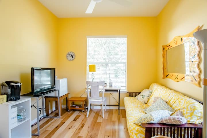 Private Rooms In Historic Tarpon Springs - Tarpon Springs, FL