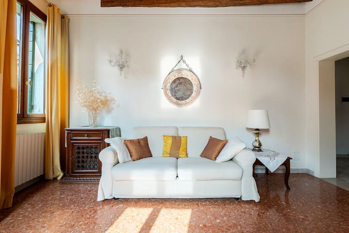 Venice Rose, Dorsoduro Canal View Apartment - 리도디베네치아
