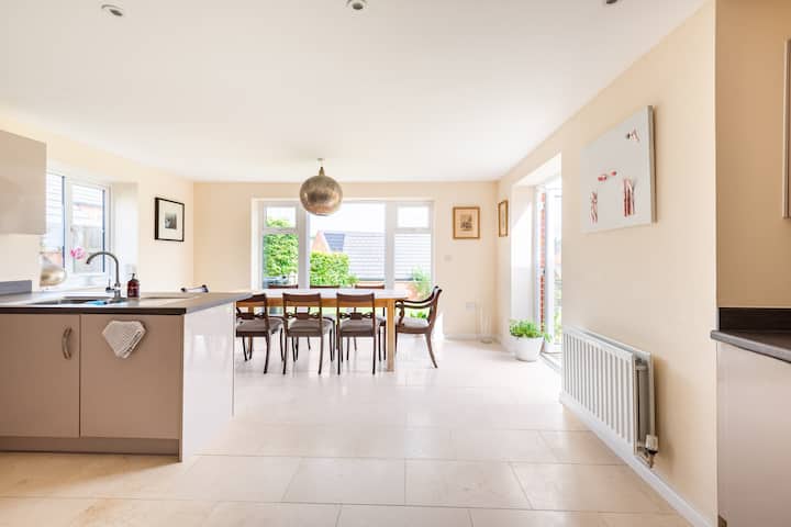 Modern 5 Bed Home (Sleeps 9) - Cotswolds