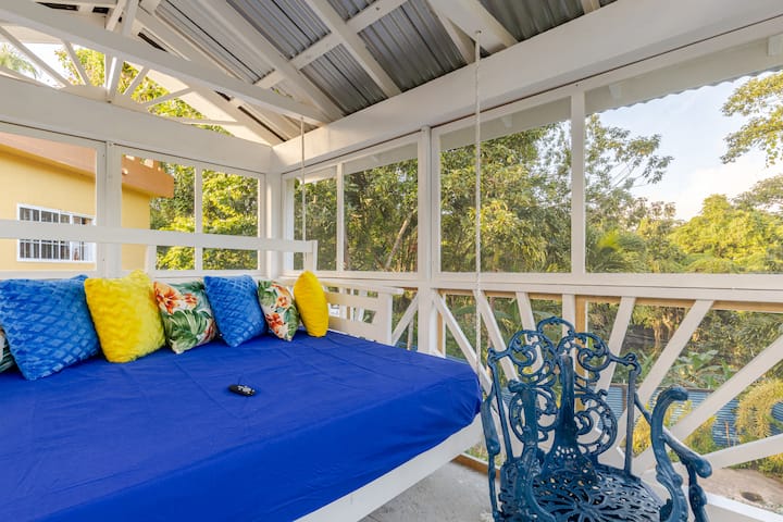 Swing Bed In The Hills: Secure Escape, Fast Wifi - Jamaica