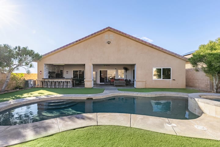 Luxury Oasis  Free Heated Pool  Spa  Game Room - Morongo Valley, CA