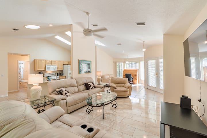 Cheerful Spacious Three Bedroom Home Near Beach - Port Orange