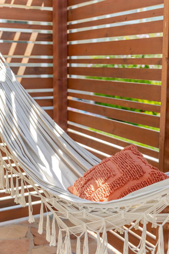 Quiet Furnished Guesthouse In The Heart Of La - Hawthorne, CA