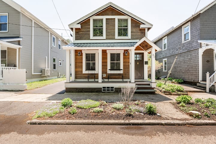 Entire House Walking Distance To Everything! - Saratoga Springs, NY