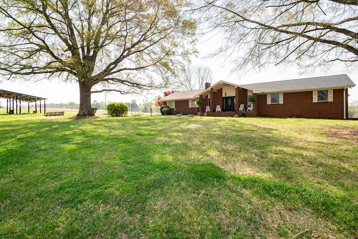 Newton Farmhouse- 5 Bedroom House - Denver, NC