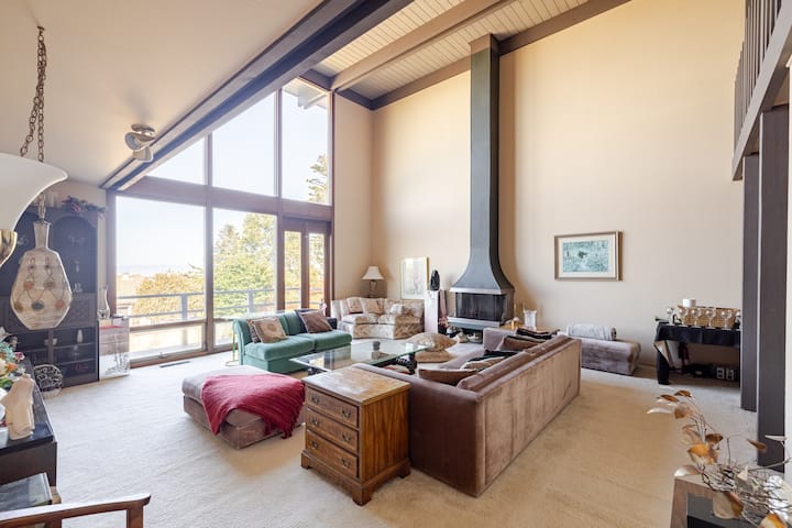 Panoramic View In Retro Modern Tri-level Home - San Francisco, CA