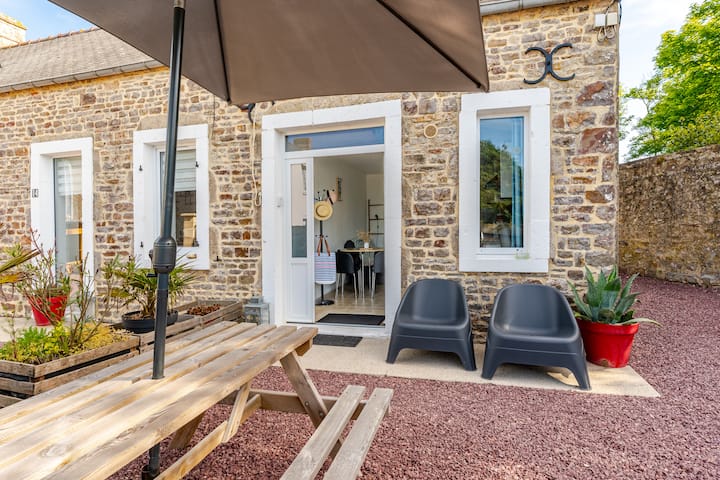 Petite Maison Chaleureuse Entièrement Rénové 
Une Chambre Avec Un Lit De 149x190.
Une Sdb Avec Toilettes Et Douche A L' Italienne
Cuisine Aménagée Plus Coin Salon Et Son Canapé Bz.
Cour Devant Et Pelouse Derrière. - Cotentin