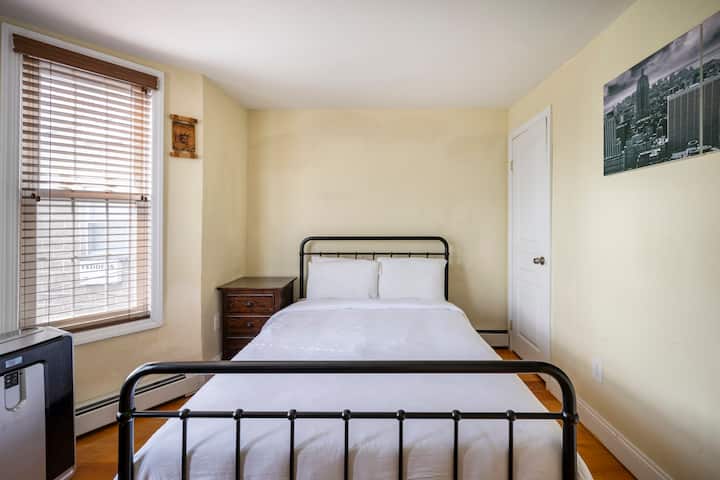 Conveniently Located Bk House With Lots Of Charm!! - Brooklyn, NY