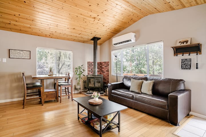 Secluded Big Bear Cabin • Hot Tub • Fenced Yard - Big Bear, CA