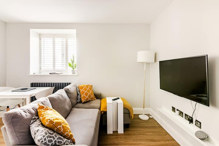 Central Abergavenny 1-bed Renovated Apartment - Abergavenny