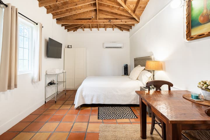 Cottage Style Quarters With Bathroom. - Miami, FL