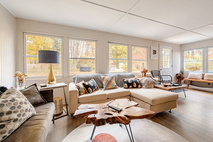 Charming & Spacious With Outdoor Spa Track Rental - Saratoga, NY