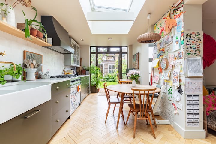 Bright Spacious Open-plan Two Bedroom Garden Flat - City of London