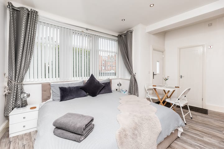 “Hidden Gem”
Self Contained Studio-leeds Ls6 - Leeds
