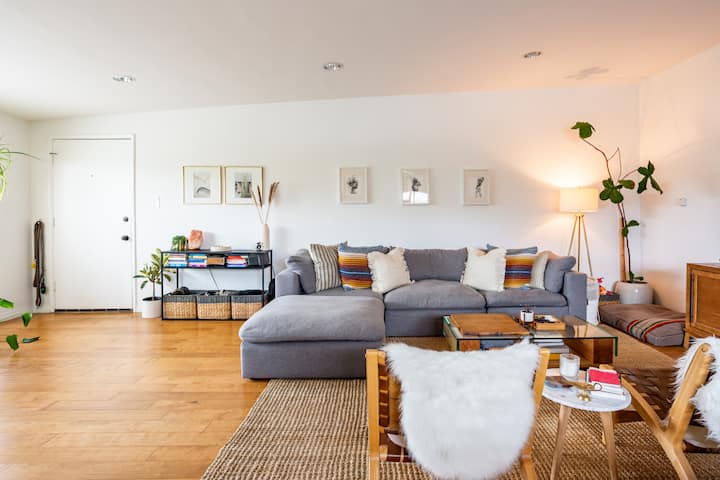 Private Room In A Spacious Westside Apartment - Culver City, CA