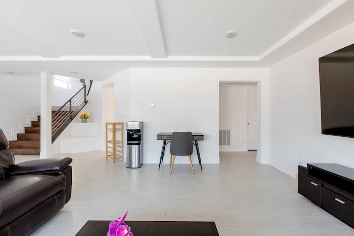 Private Floor, Mini Kitchen, Living Room, & Entry - 라스베이거스, NV