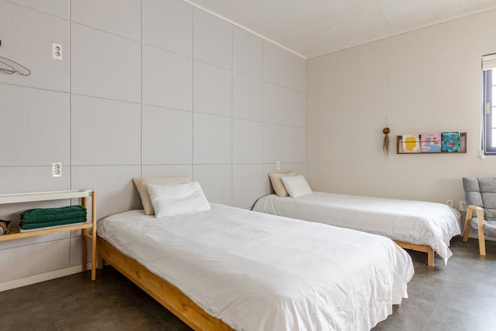 Book&bed (4인) 제주시내 감성 북스테이|동문시장 · 탑동해변 근처 - 제주시