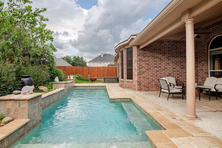 New! Luxurious Stay With Beautiful Pool + Backyard - Houston, TX
