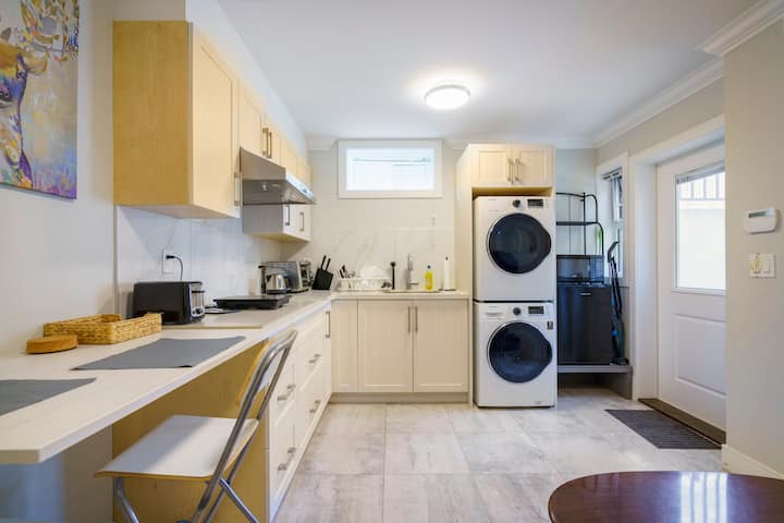 Perfect 1 Bedroom/1 Bath/ Living Rm -Free Parking - Vancouver