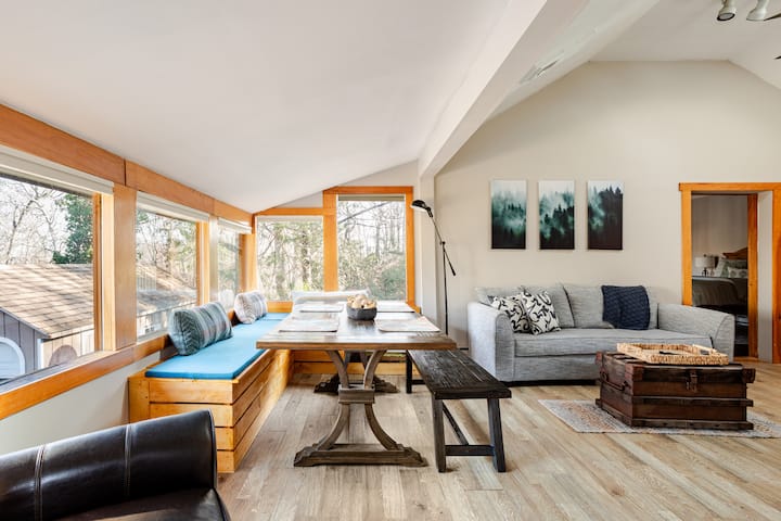 Rustic Log Cabin, Long Island Vineyards - Broadway, NY