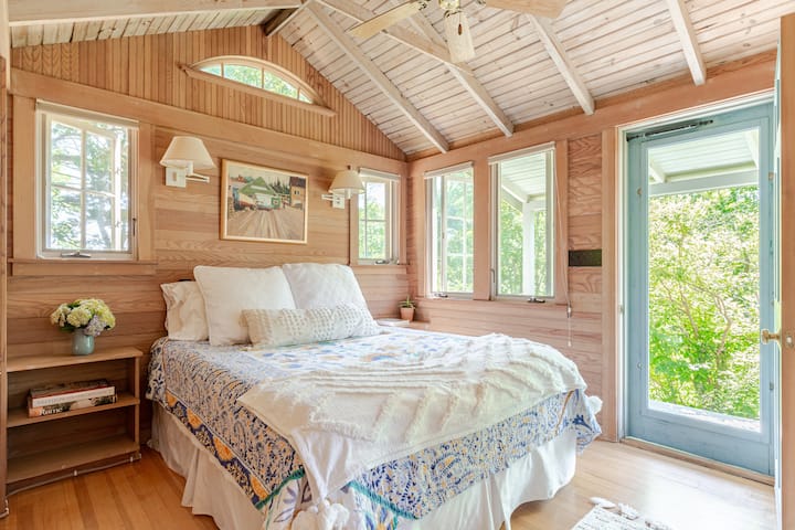 Charming Guesthouse With Access To Private Beach - Massachusetts