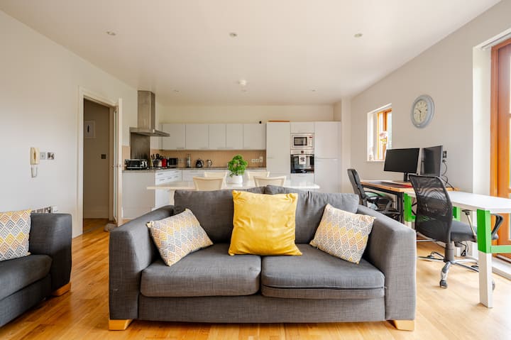 Full Apartment - High-end, Free Secure Parking - Belfast