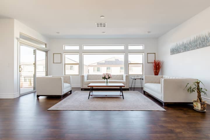King Bed, Private Bath, Rooftop, Jacuzzi, Firepit! - Las Vegas, NV