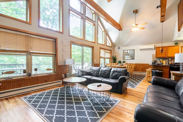 Lake Access! | Hot Tub | Fire Pit | Mountain View - Pennsylvania