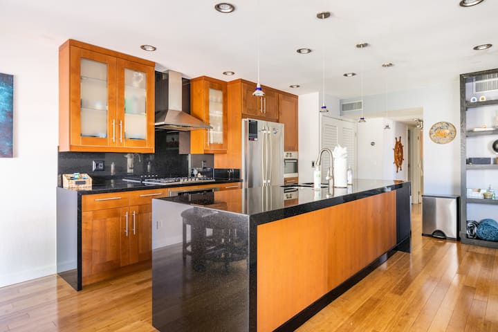 Upscale Pirate Condo With Amenities Galore! - Tempe, AZ