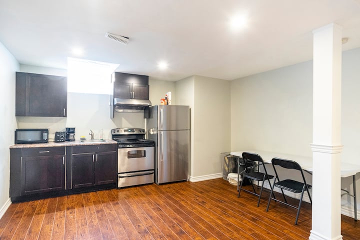 Comfortable Specious 2 Separate Unit Aptm +Parking - Bolton