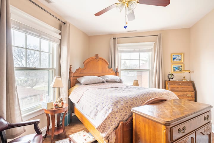 Ashiana #4 Bedroom/full Bath In A 100 Yr Old Home - Elgin, IL