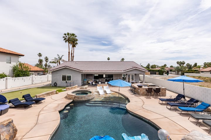 Sunny Oasis W Stunning Pool, Slide & Waterfall - La Quinta, CA