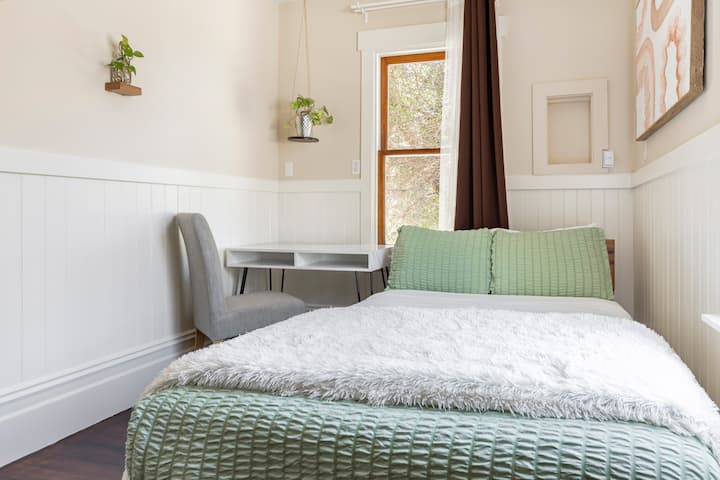 Cozy Bedroom With Kitchen Use By West Oakland Bart - Alameda, CA