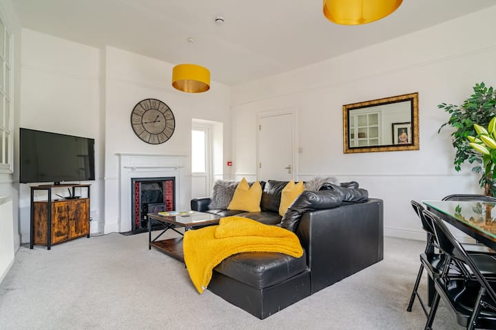 Centrally Located Spacious & Well Presented Flat - Plymouth