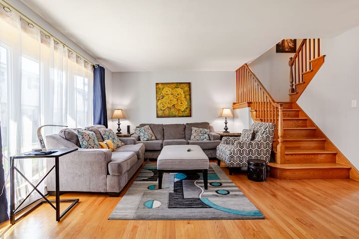 Cheerful & Spacious 3br Getaway, Free Parking. - Chicago, IL