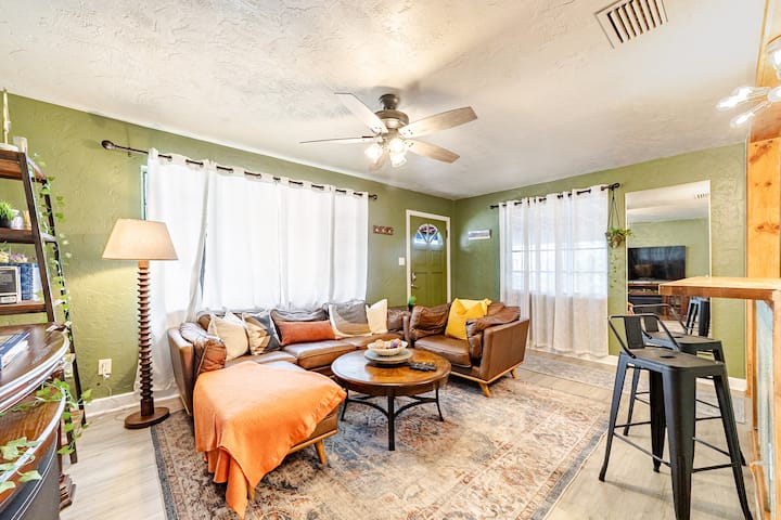 Spacious Downtown Gem W/ Yard • Firepit • Grill - Gainesville, FL