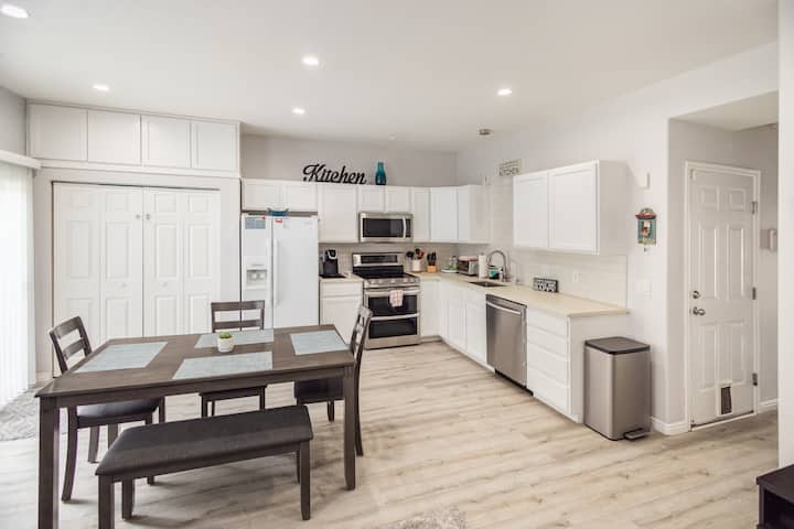 Comfy | Clean | Fast Check In | Near Everything - West Valley City, UT