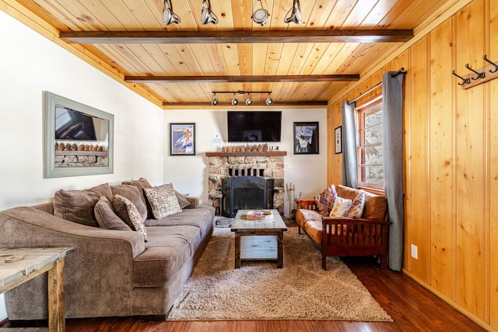 Secluded Cabin Near Slopes W/ Hot Tub - Big Bear Lake, CA